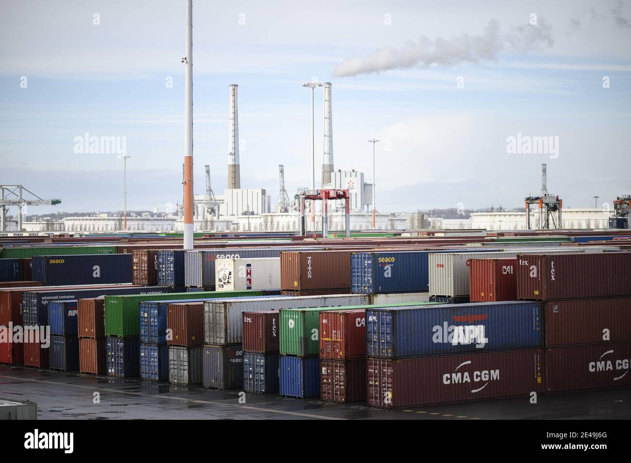 This picture shows containers moving on the container ship "CMA CGM ...