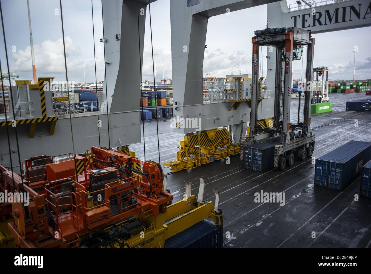 Conteneur port hi-res stock photography and images - Alamy