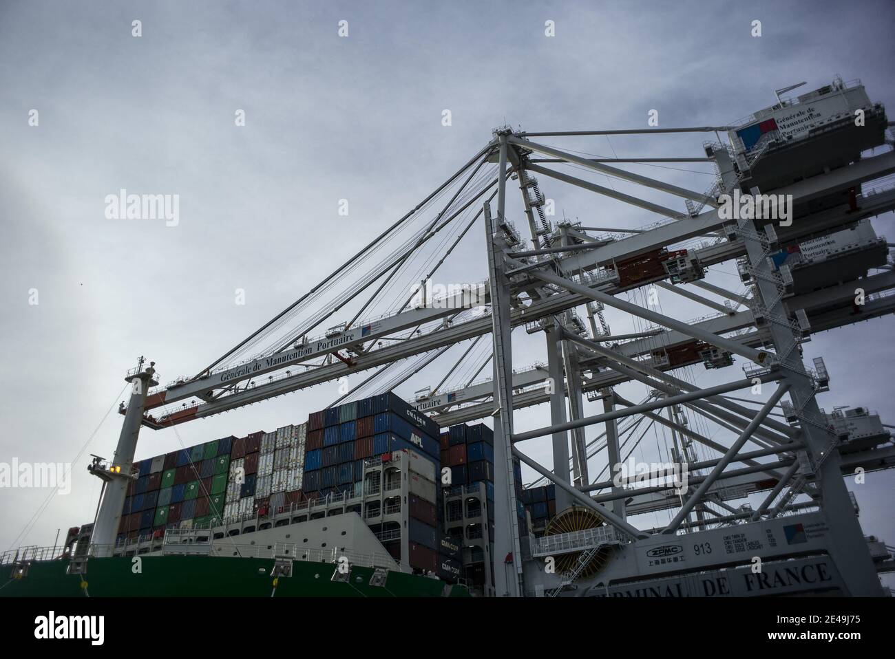 Conteneur port hi-res stock photography and images - Alamy