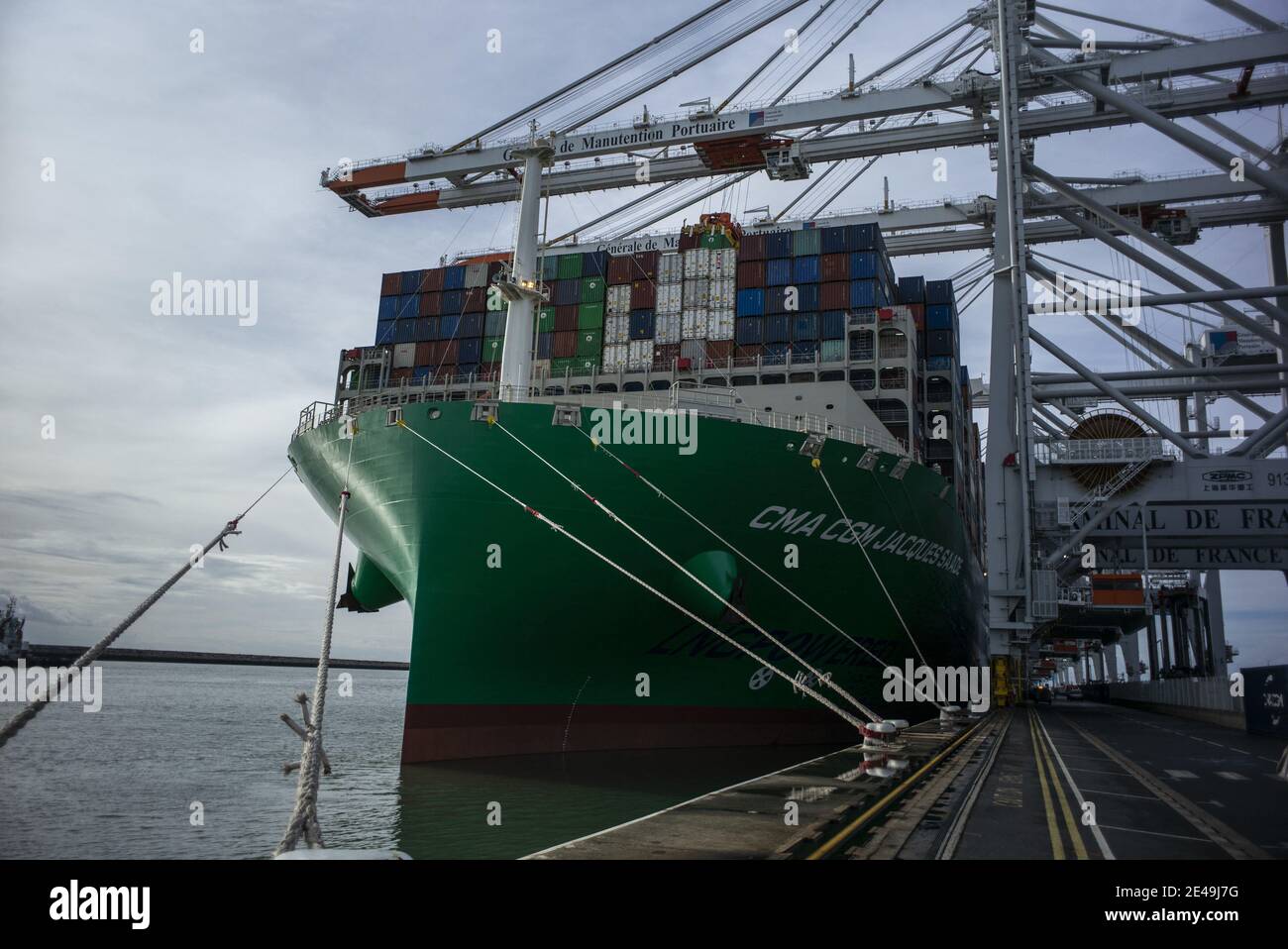 This picture shows containers moving on the container ship "CMA CGM ...