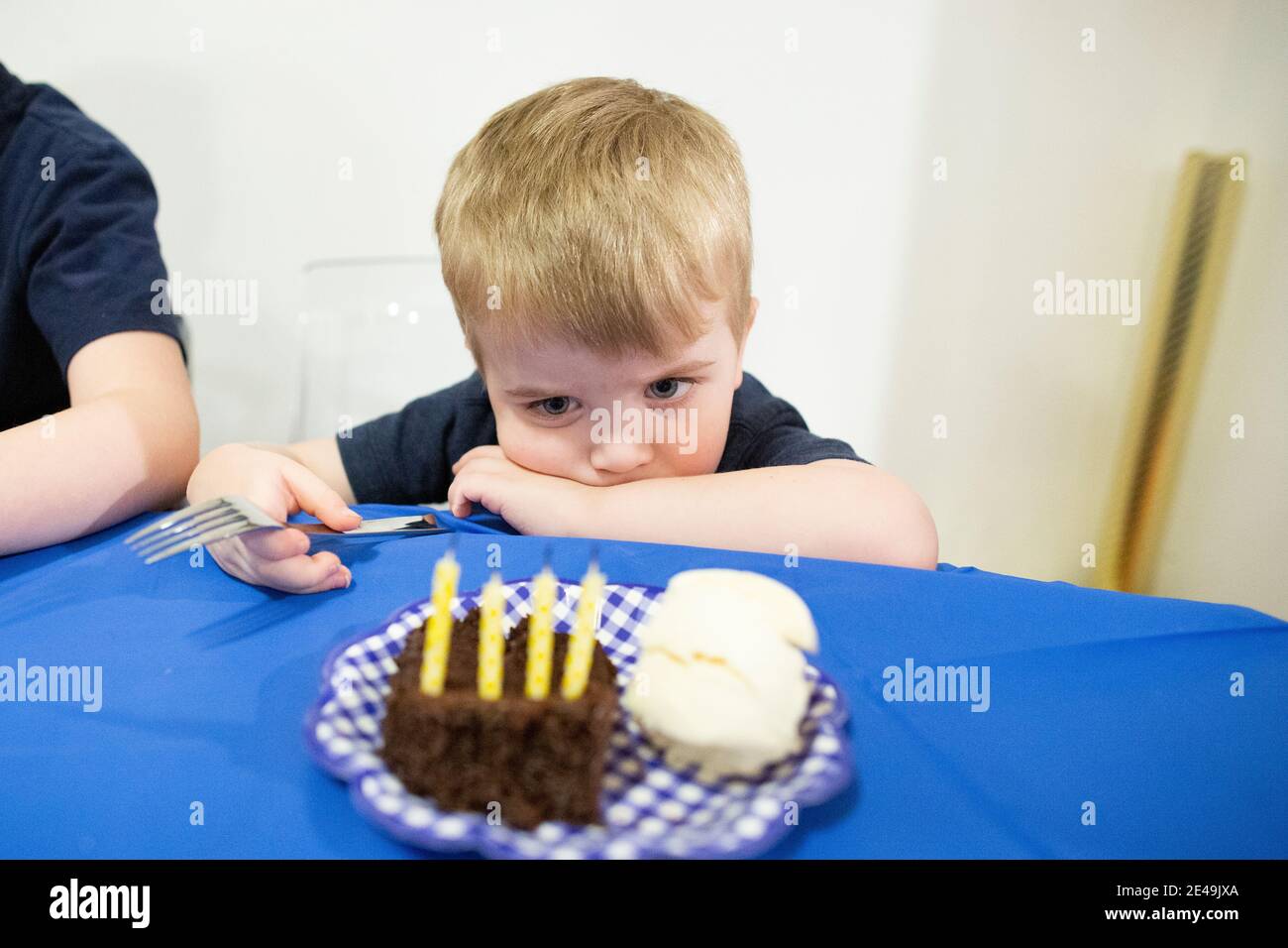 Child staring cake hi-res stock photography and images - Alamy