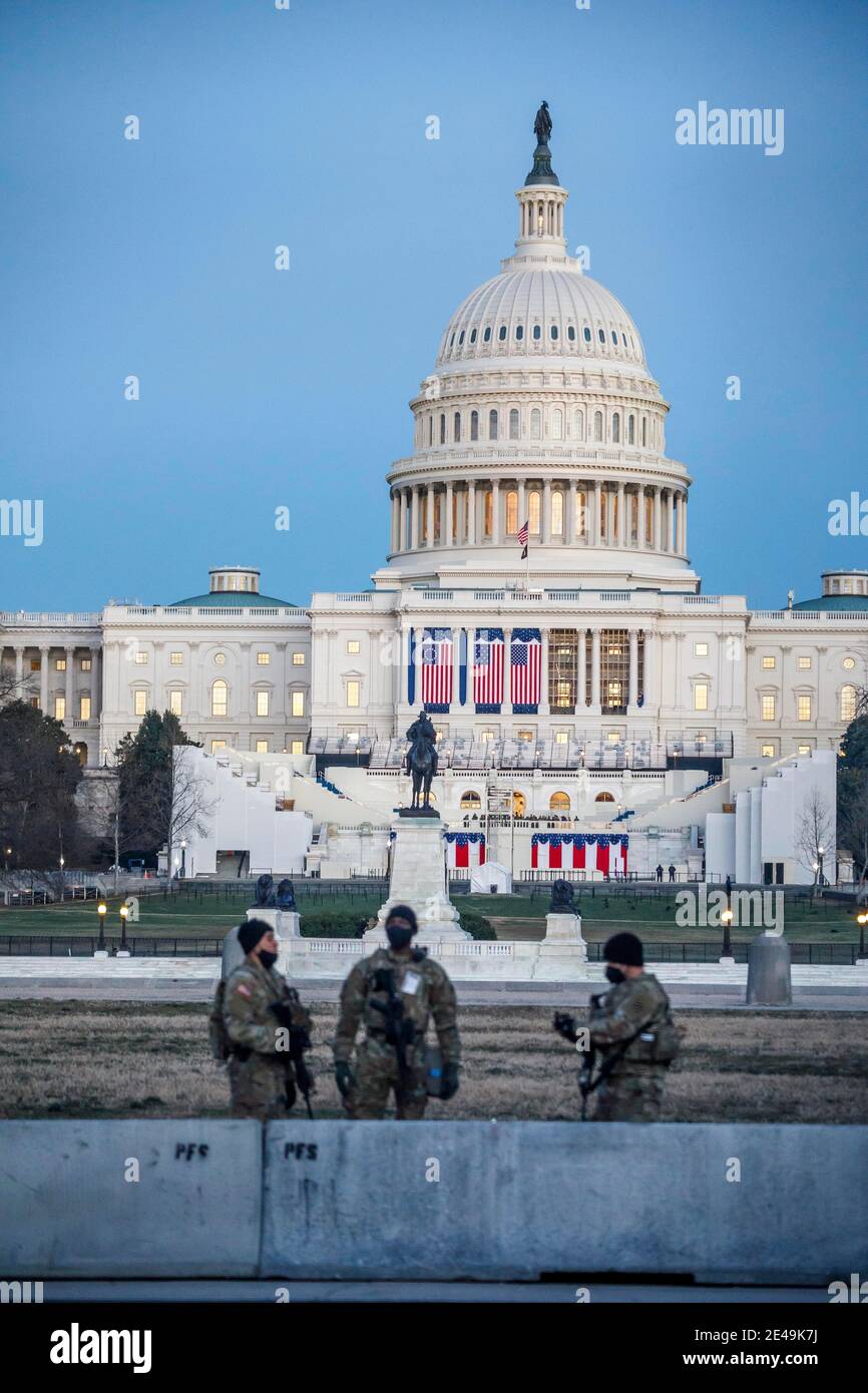 Razor wire at us capitol hi-res stock photography and images - Alamy