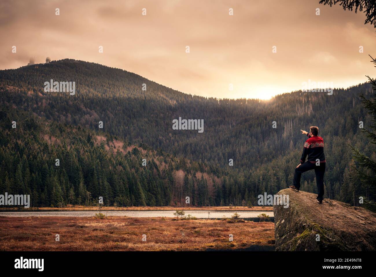 Man pointing horizon hi-res stock photography and images - Alamy