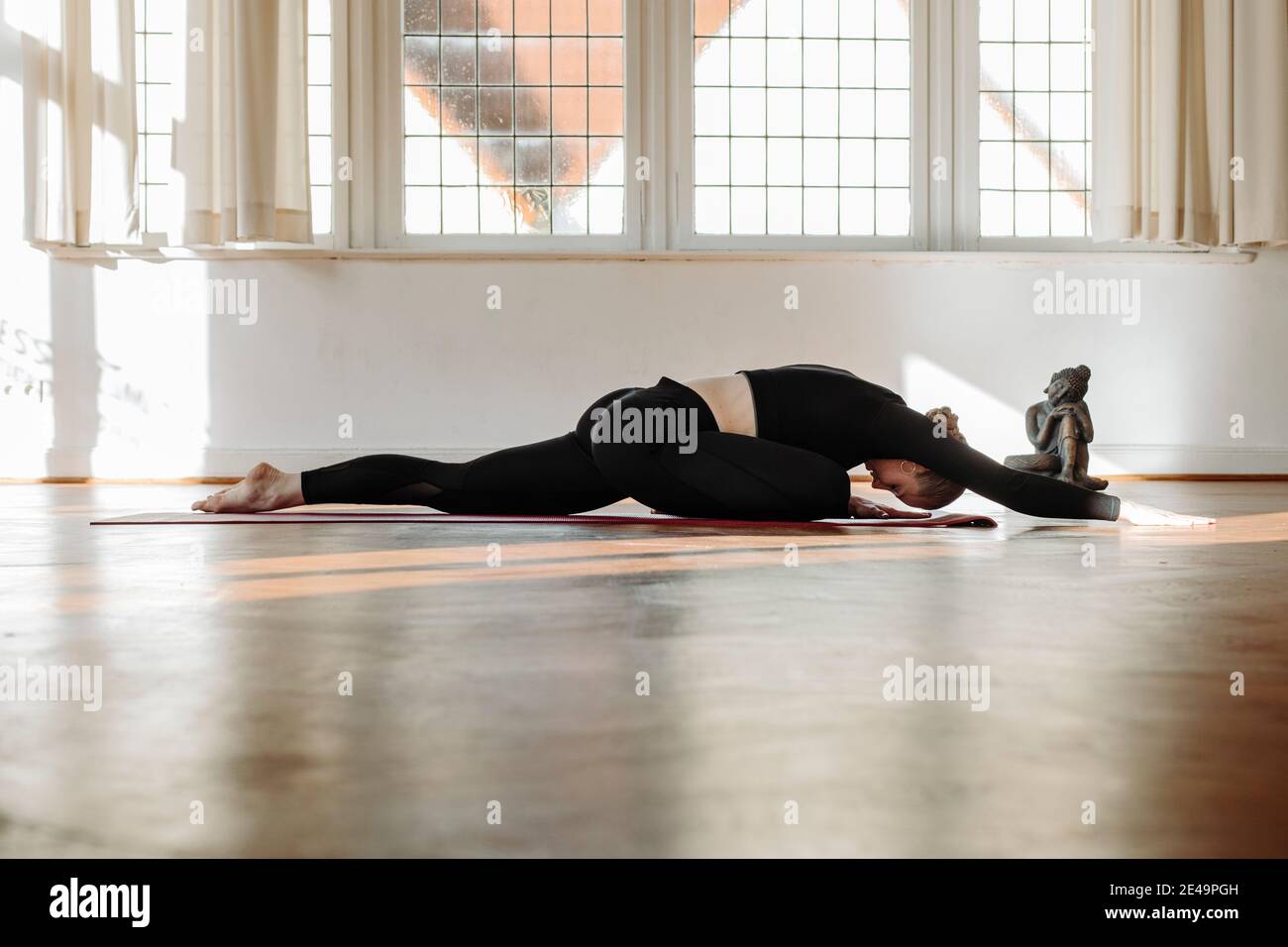 Yoga exercise pigeon Stock Photo - Alamy