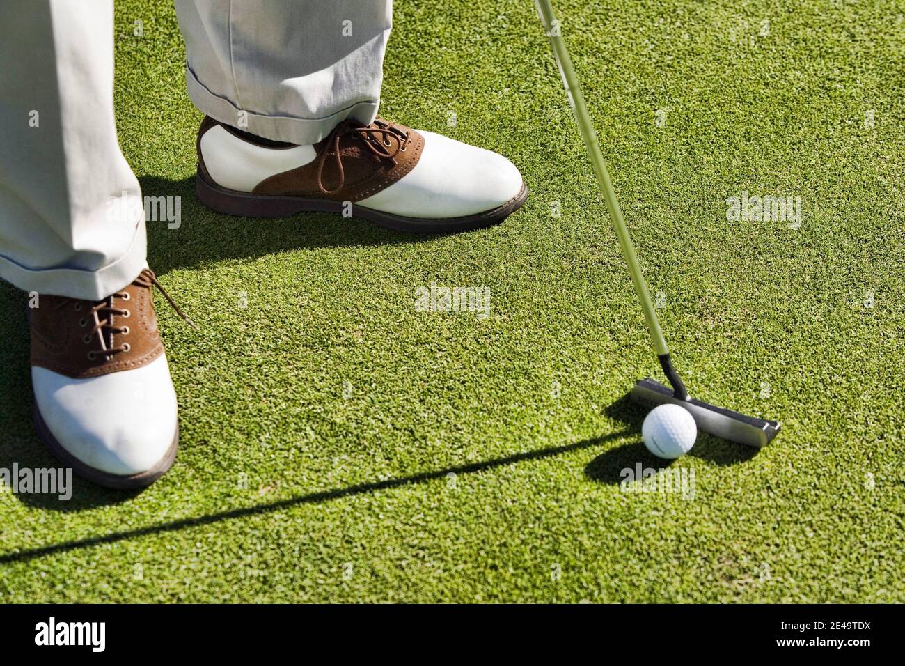 Golf ball going into hole hi-res stock photography and images - Alamy