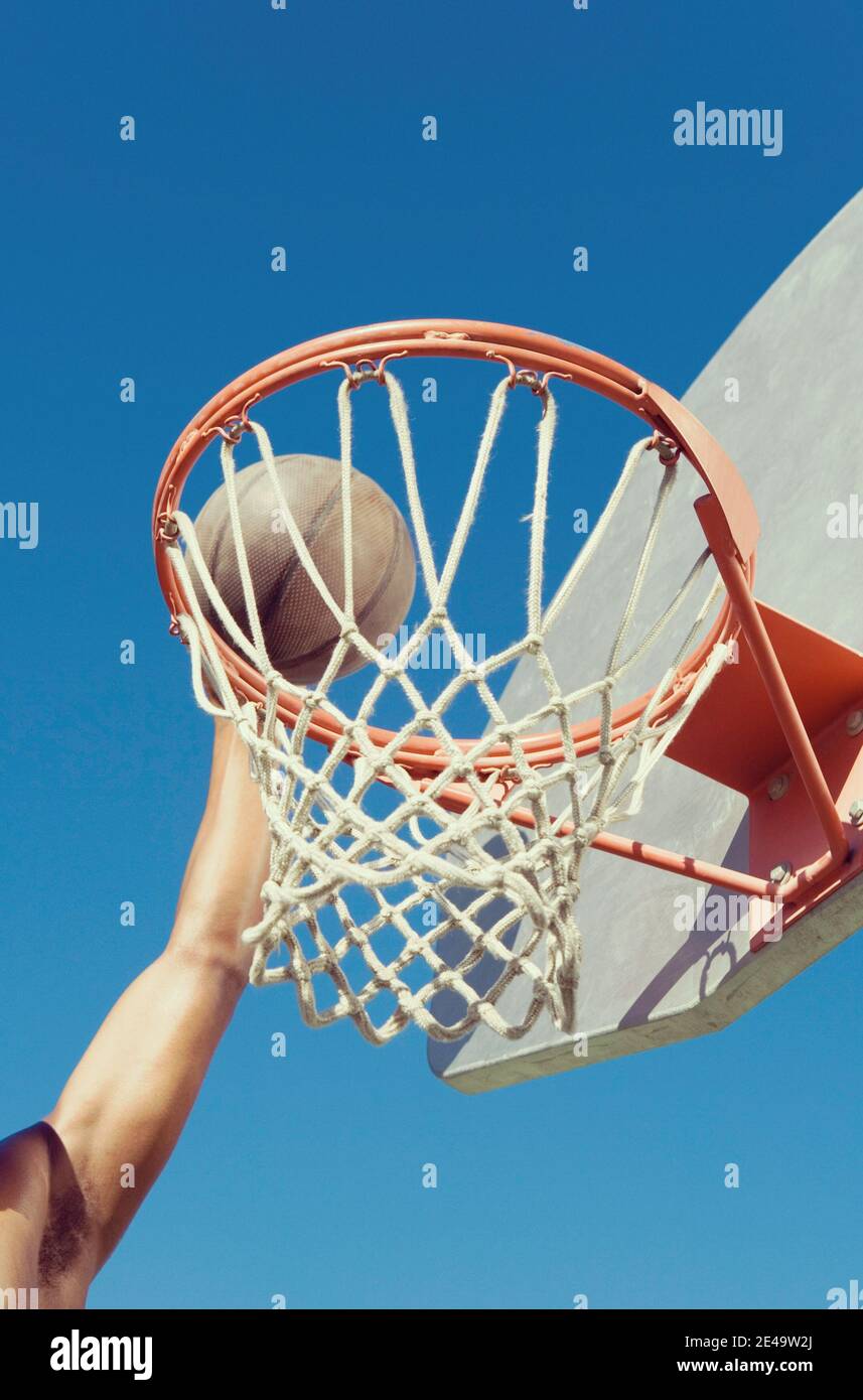 Black basketball player dunking hi-res stock photography and images - Alamy