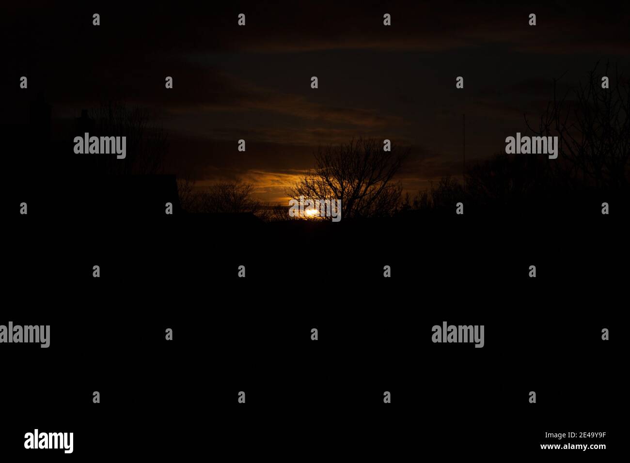 Golden sun setting hi-res stock photography and images - Alamy