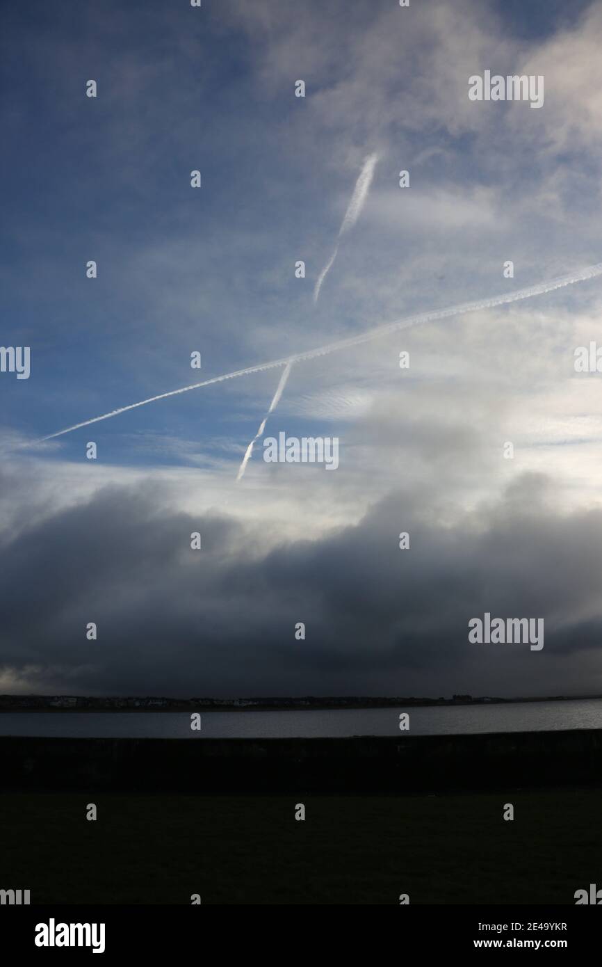 Plane looks like a cross in the sky hi-res stock photography and images ...
