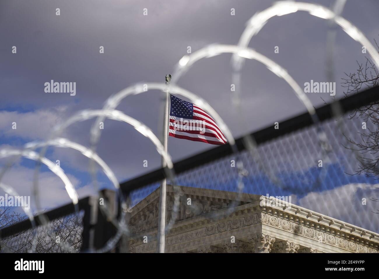 Razor wire at us capitol hi-res stock photography and images - Alamy