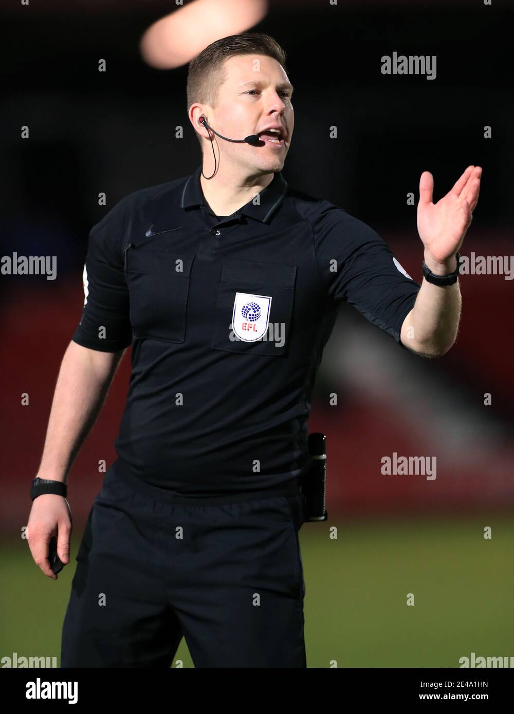 Match referee marc edwards hi-res stock photography and images - Alamy
