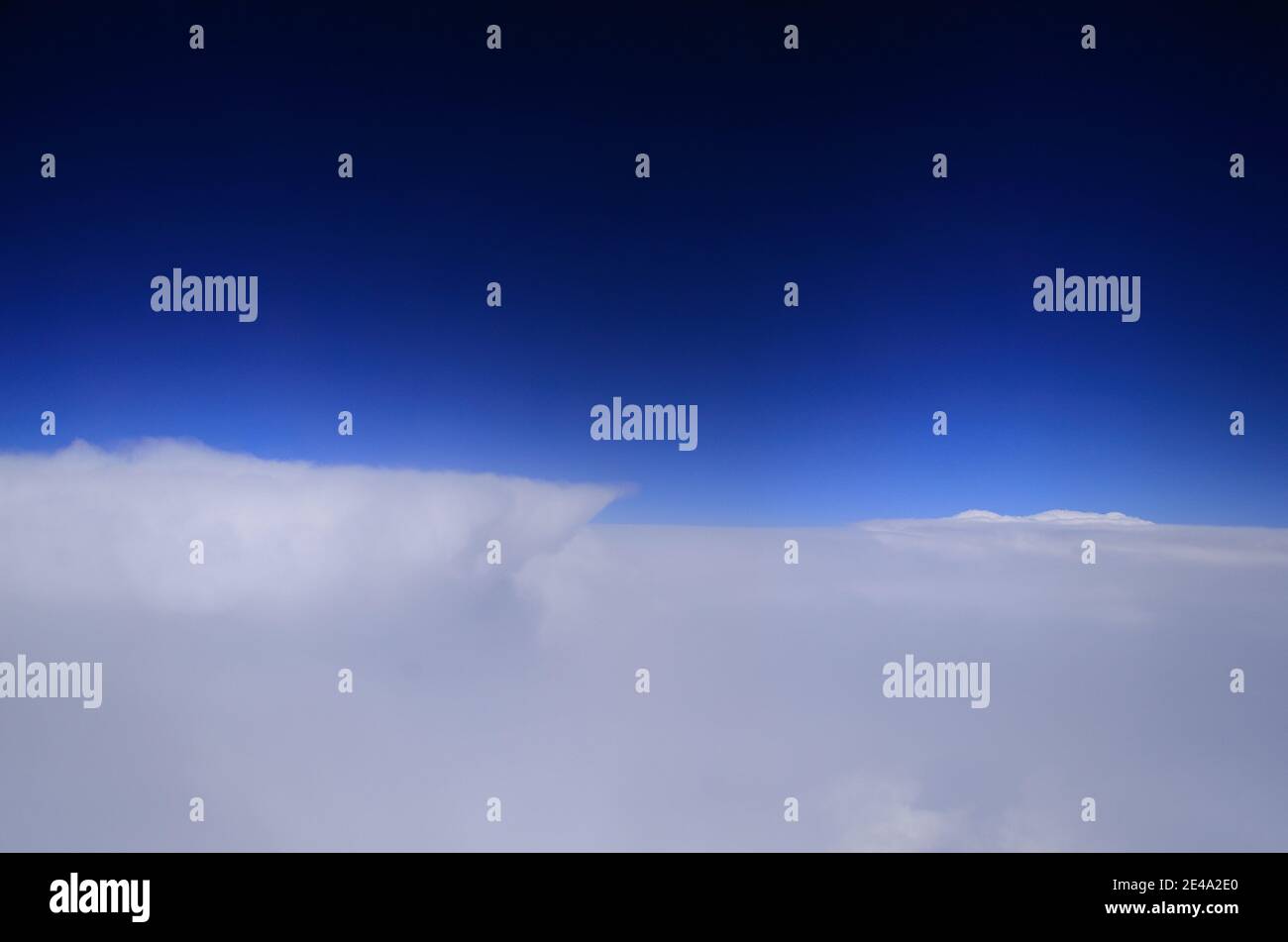 White and blue aircraft hi-res stock photography and images - Alamy