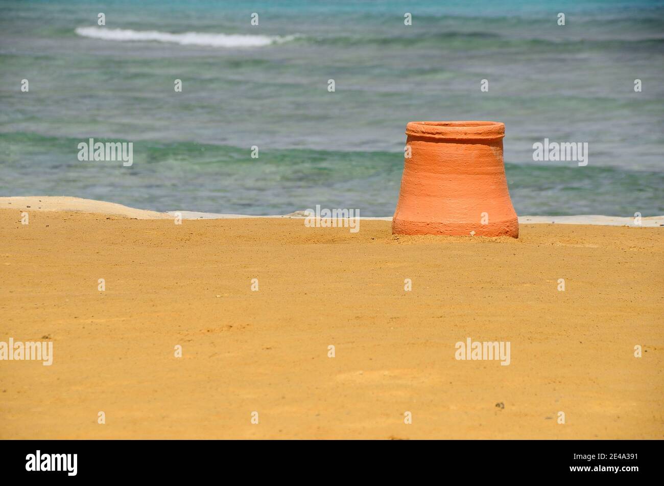 Garbage on palm tree hi-res stock photography and images - Alamy