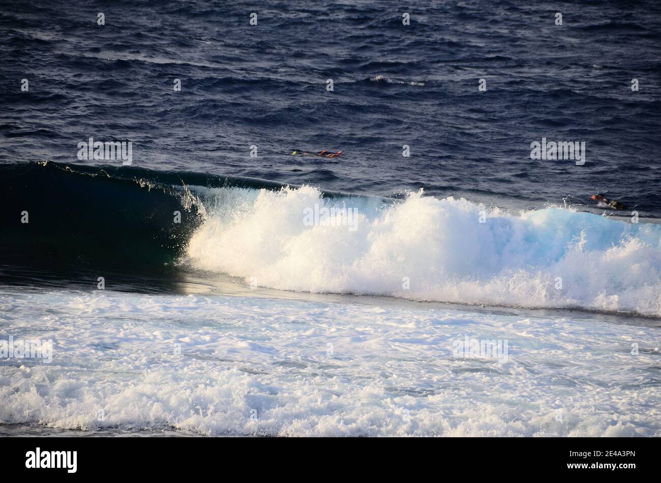 Summer time blue sea waves hi-res stock photography and images - Alamy