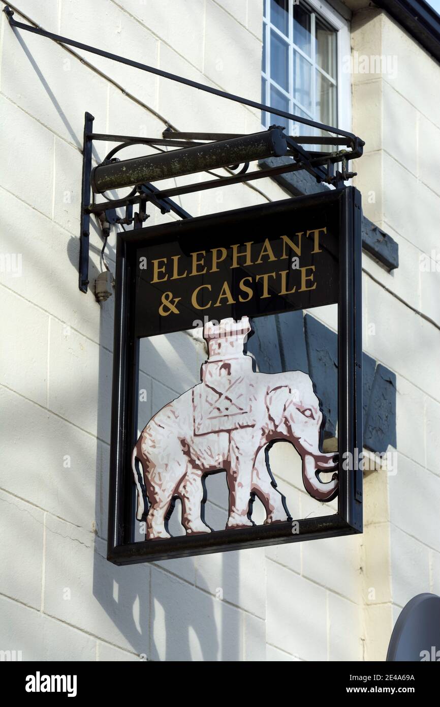 The castle pub sign hi-res stock photography and images - Alamy