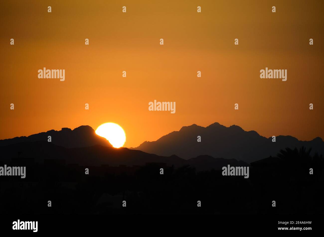 Red sunset between mountains hi-res stock photography and images - Alamy