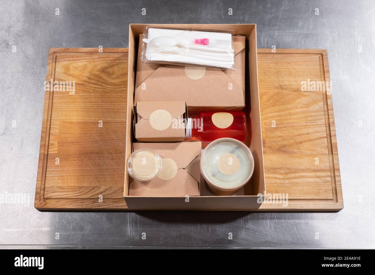 top view of kraft paper food containers with meal for delivery Stock ...