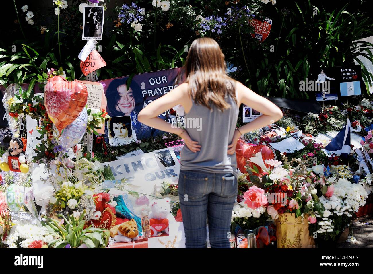 Fans gathers in front of Michael Jackson house in Beverly Hills on July ...