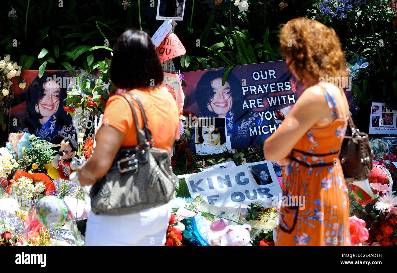Fans gathers in front of Michael Jackson house in Beverly Hills on July ...