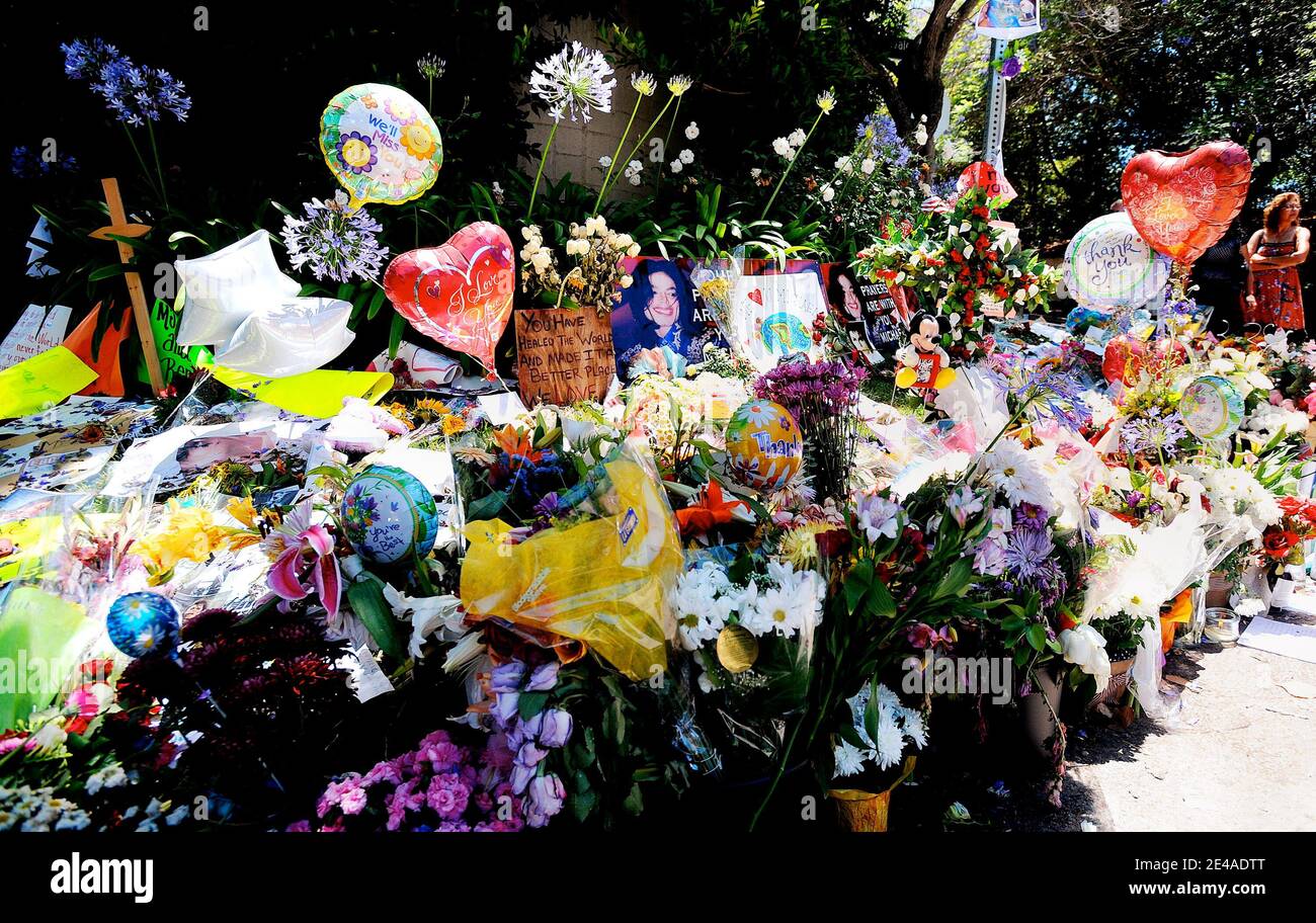 Fans gathers in front of Michael Jackson house in Beverly Hills on July ...