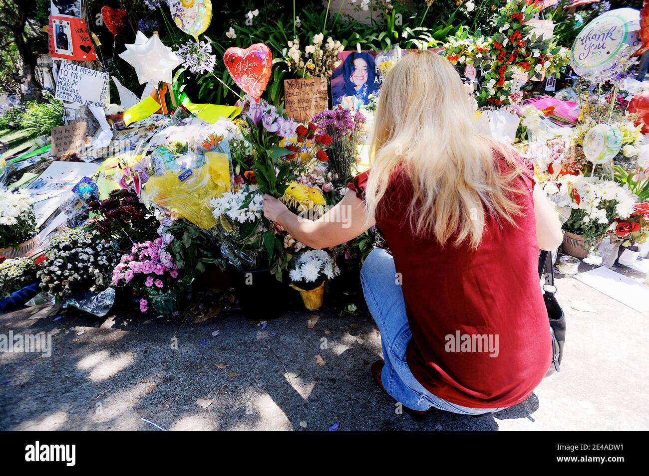 Fans gathers in front of Michael Jackson house in Beverly Hills on July ...