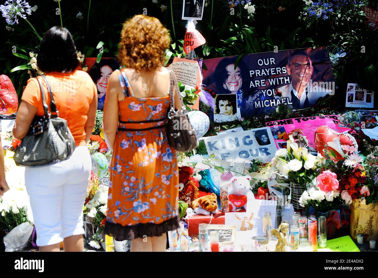 Fans gathers in front of Michael Jackson house in Beverly Hills on July ...