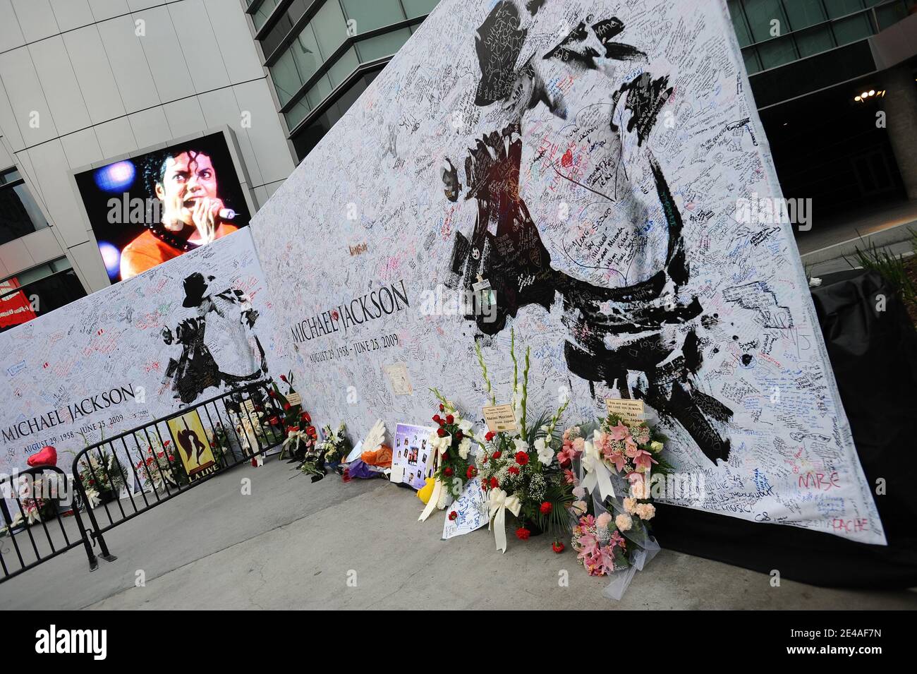 Atmosphere around Staples Center prior the Michael Jackson Memorial ...
