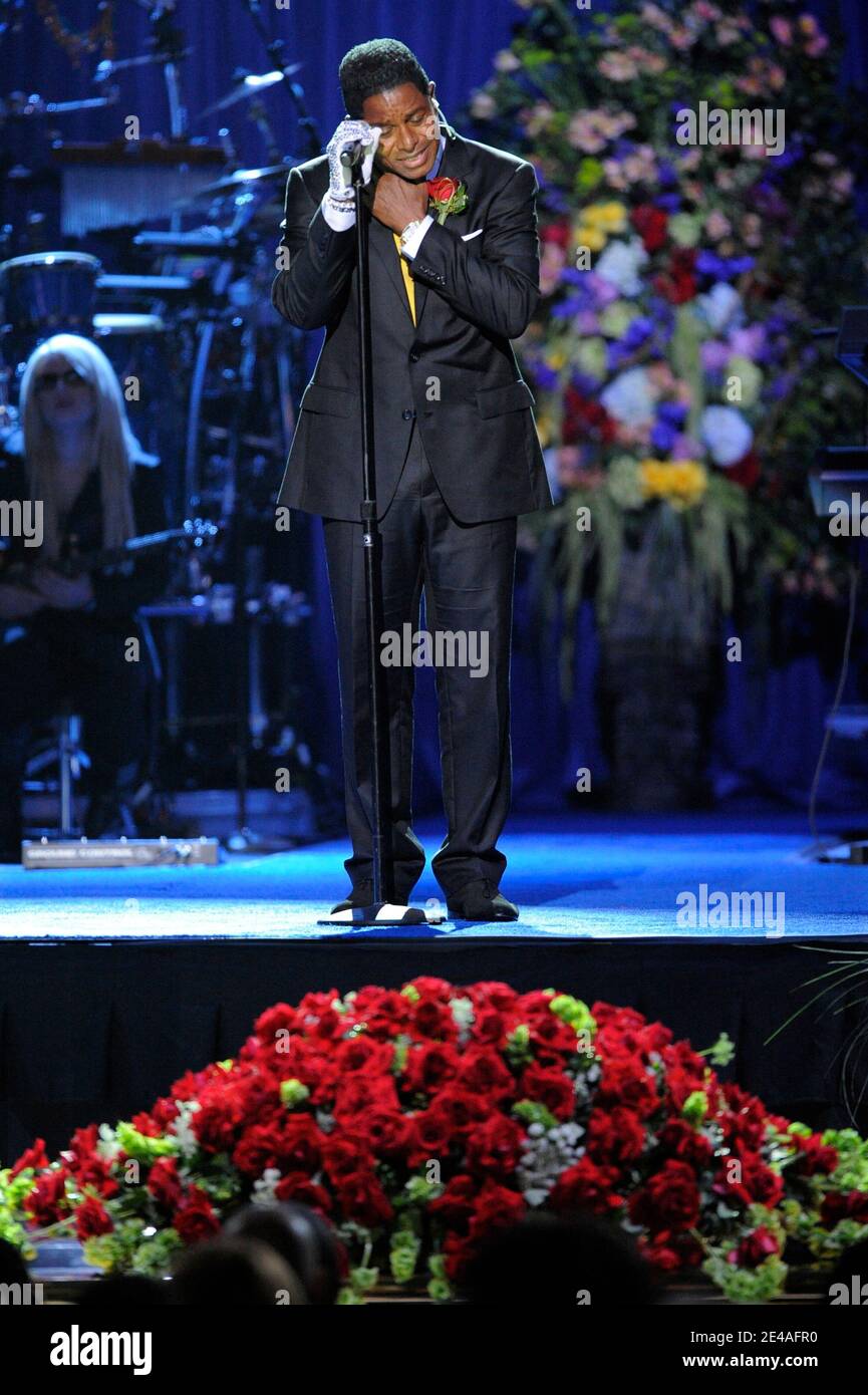 "Singer Jermaine Jackson performs ""Smile"" during the memorial service ...