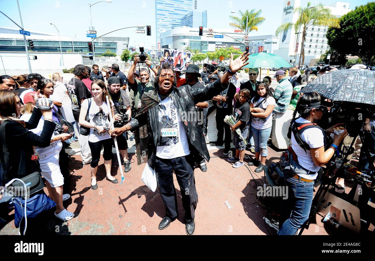 Atmosphere in the streets of Los Angeles during Michael Jackson ...
