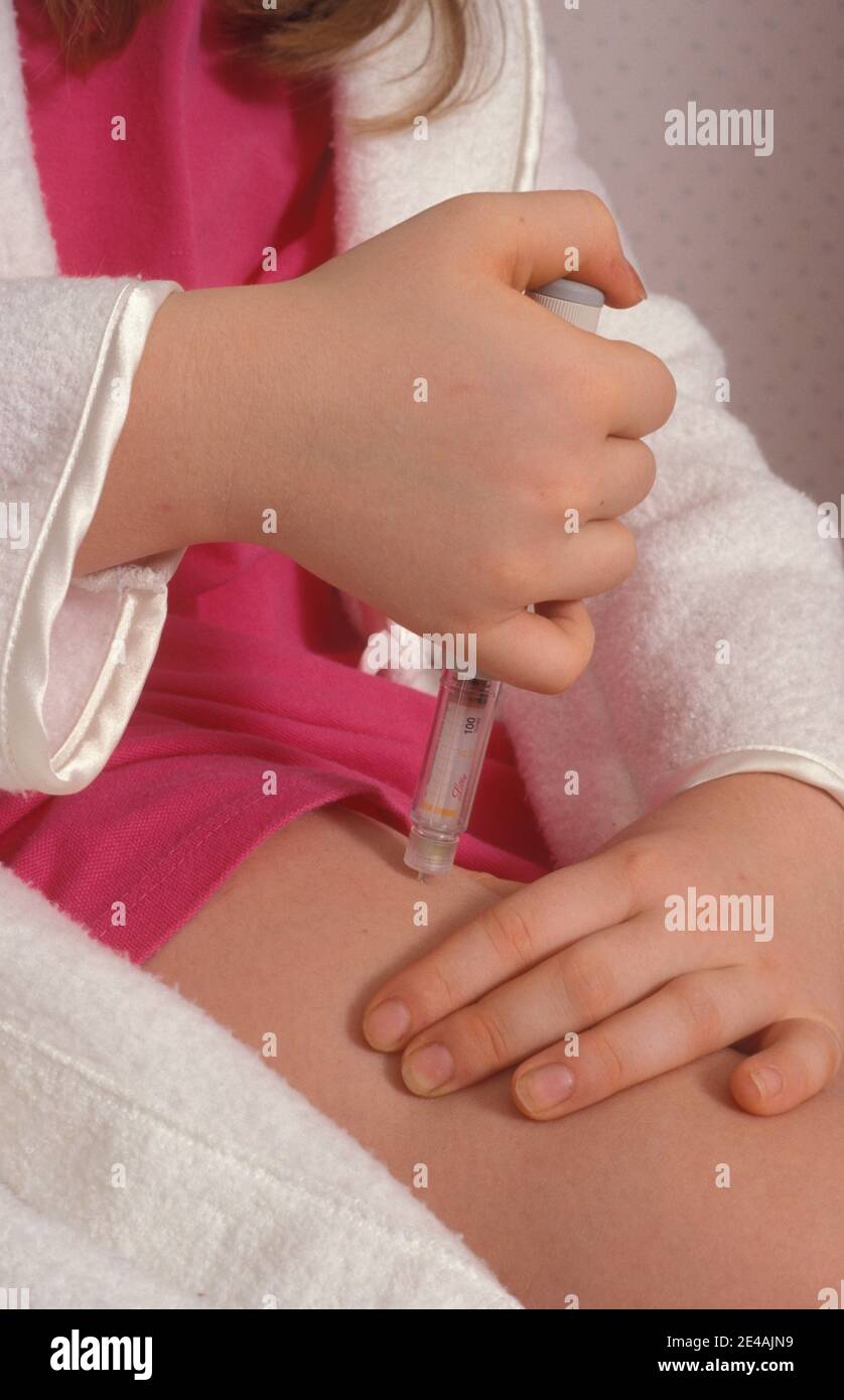 young diabetic girl injecting insulin into her leg Stock Photo - Alamy