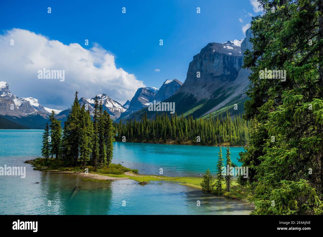 Maligne lake spirit island hi-res stock photography and images - Alamy