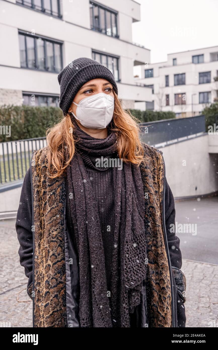 Female wearing respirator mask outdoor hi-res stock photography and ...