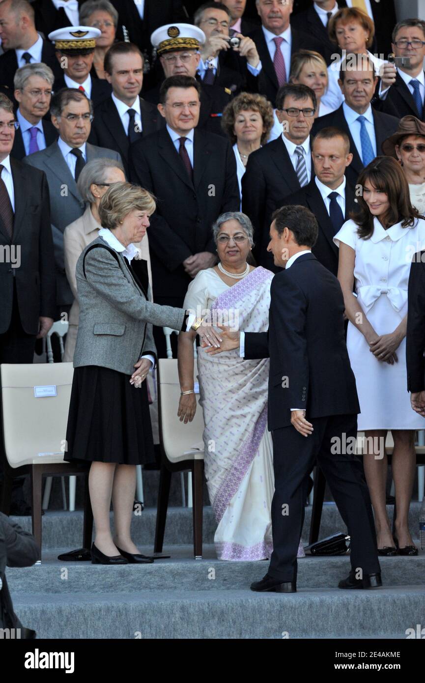 Femme serrer la main hi-res stock photography and images - Alamy