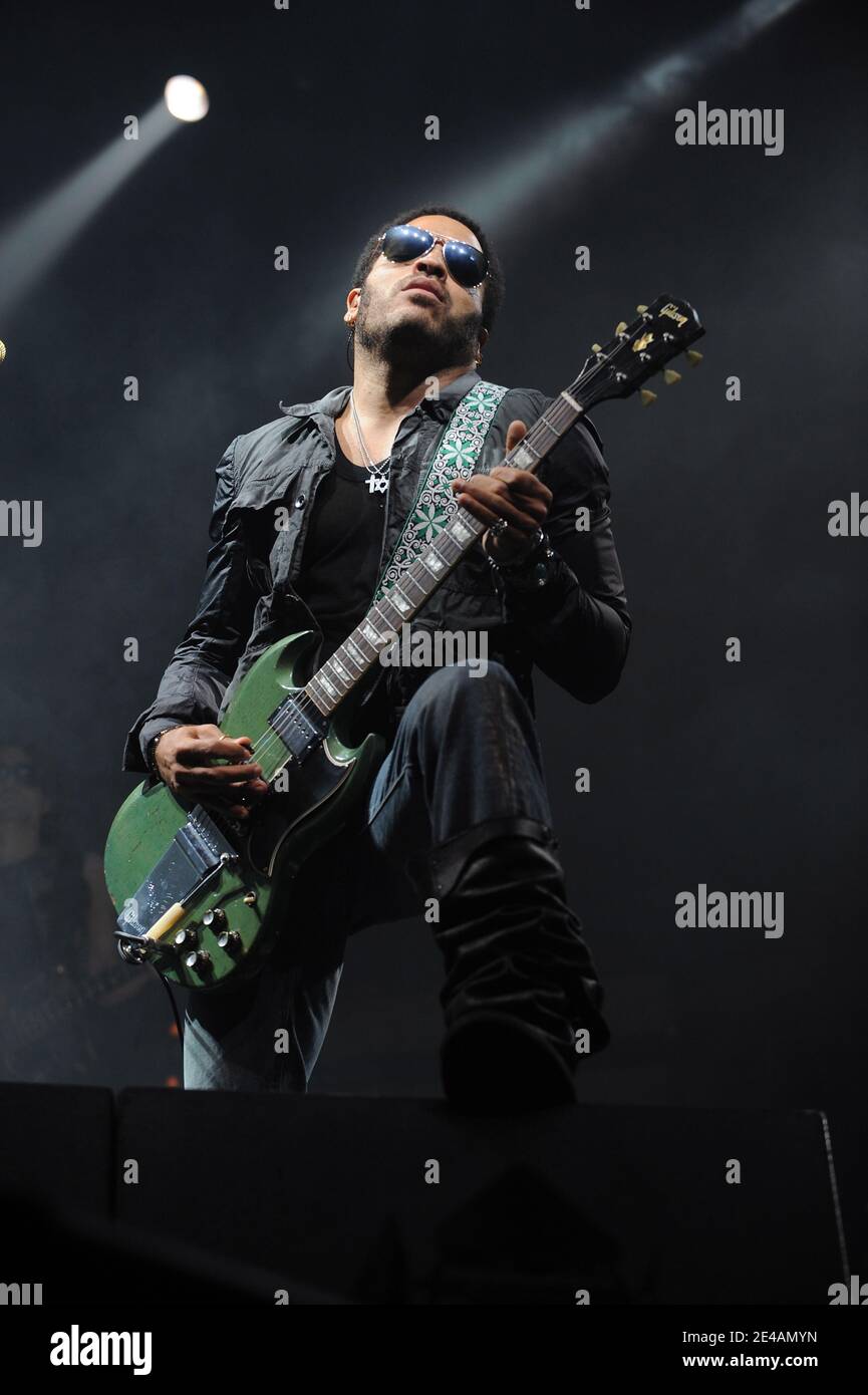 Lenny Kravitz performs in Geneva, Switzerland on May 30, 2009. Photo by ...