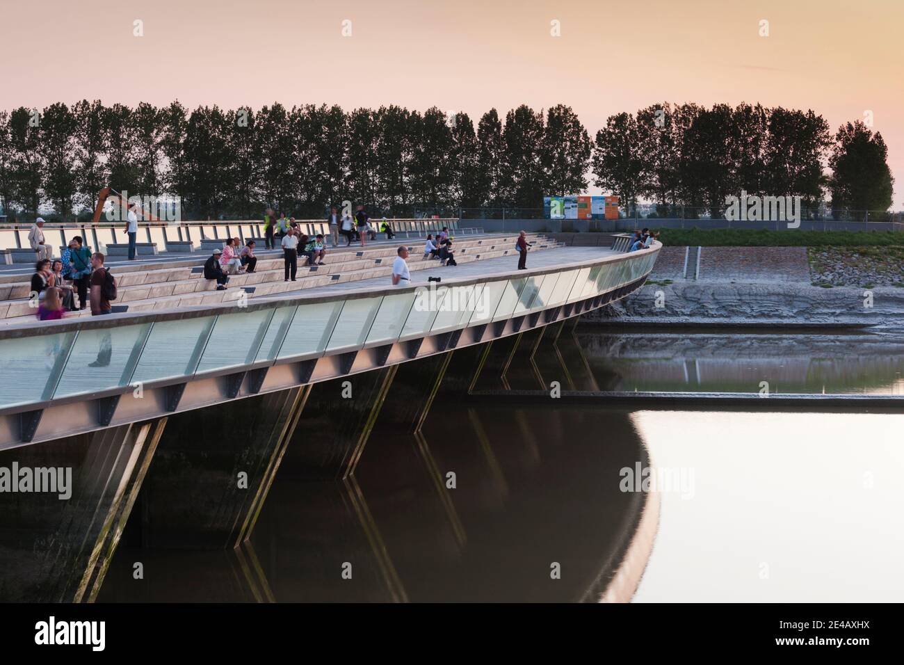 Le barrage du mont saint michel dam hi-res stock photography and images ...