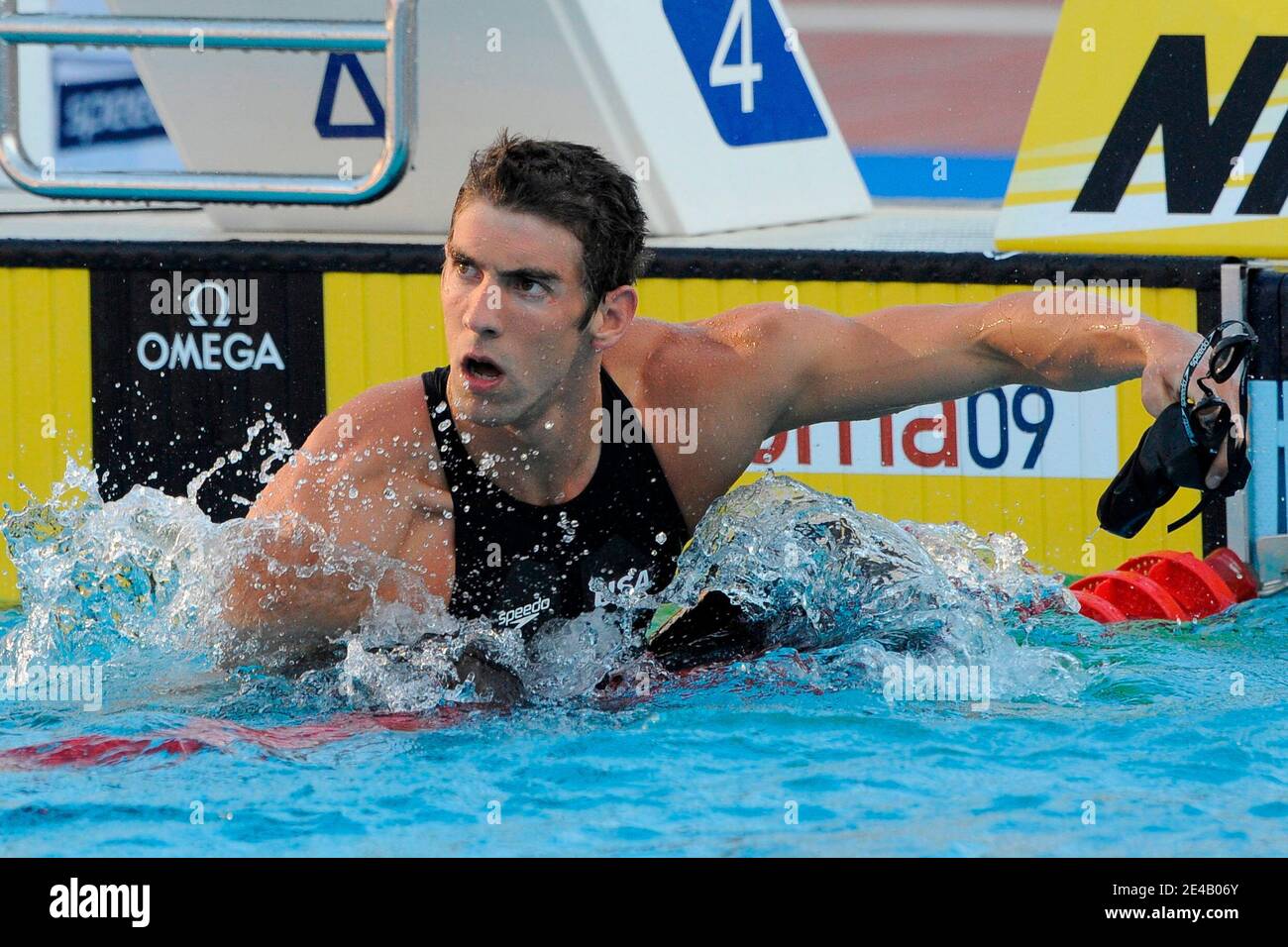 USA's Michael Phelps beats the Wortld Record and Serbia's Milorad Cavic ...