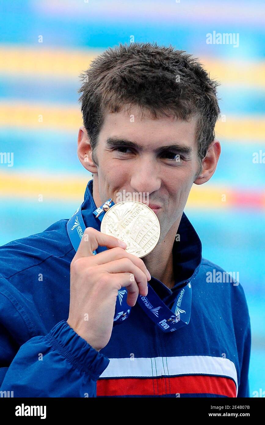 USA's Michael Phelps beats the Wortld Record and Serbia's Milorad Cavic ...