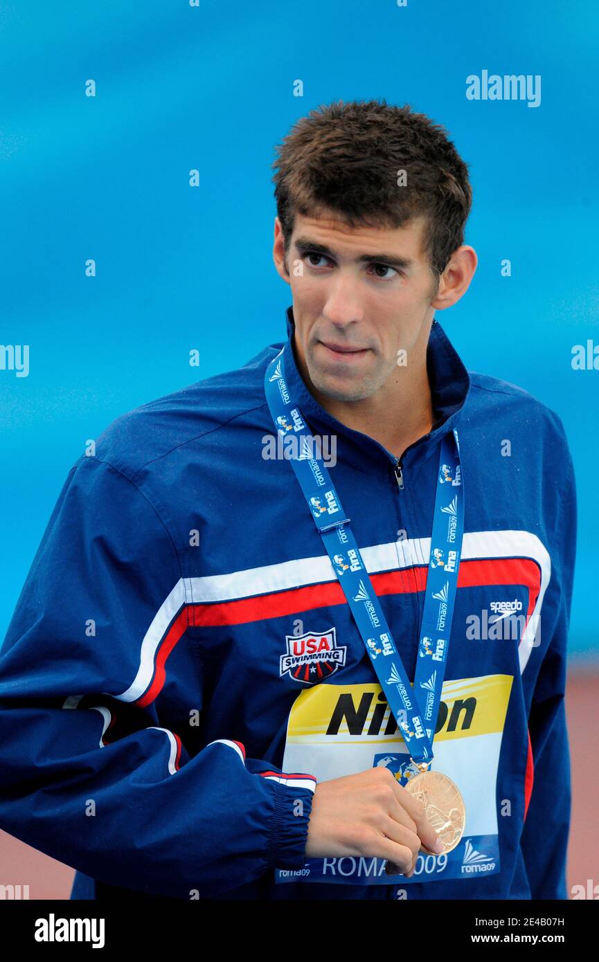 USA's Michael Phelps beats the Wortld Record and Serbia's Milorad Cavic ...