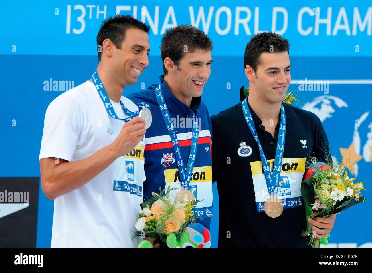 USA's Michael Phelps beats the Wortld Record and Serbia's Milorad Cavic ...