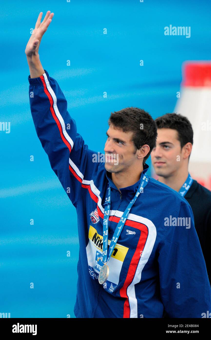 USA's Michael Phelps beats the Wortld Record and Serbia's Milorad Cavic ...