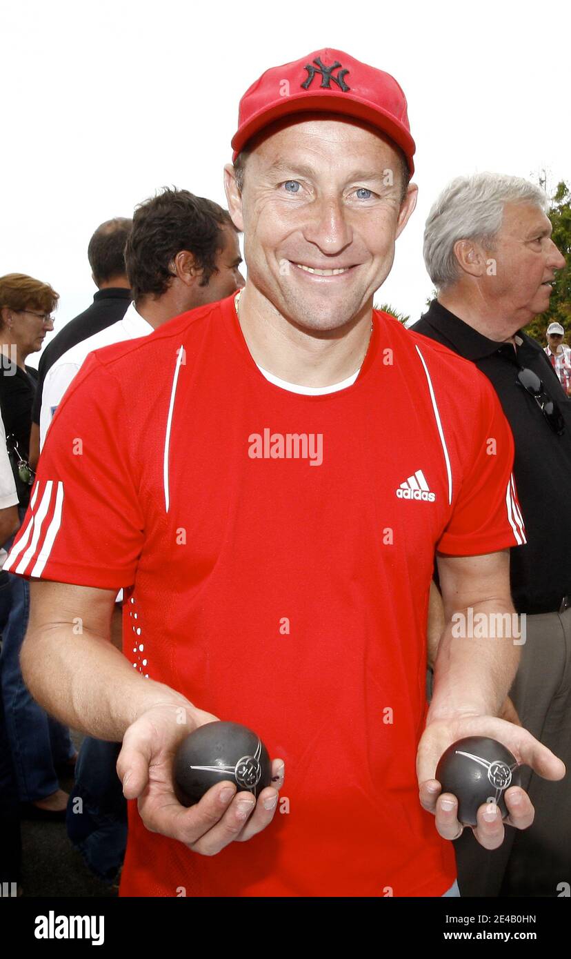 Jean-Pierre Papin participe au grand Prix de la Petanque arcachonaise a ...