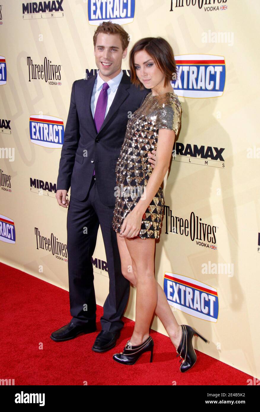 Jessica Stroup Boyfriend Dustin Milligan