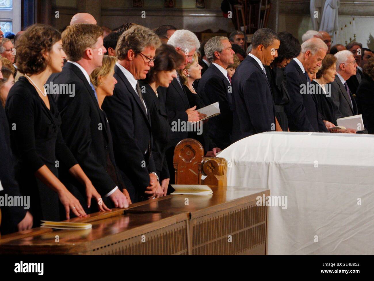 The white draped casket of Senator Edward Kennedy sits in front of (L-R ...