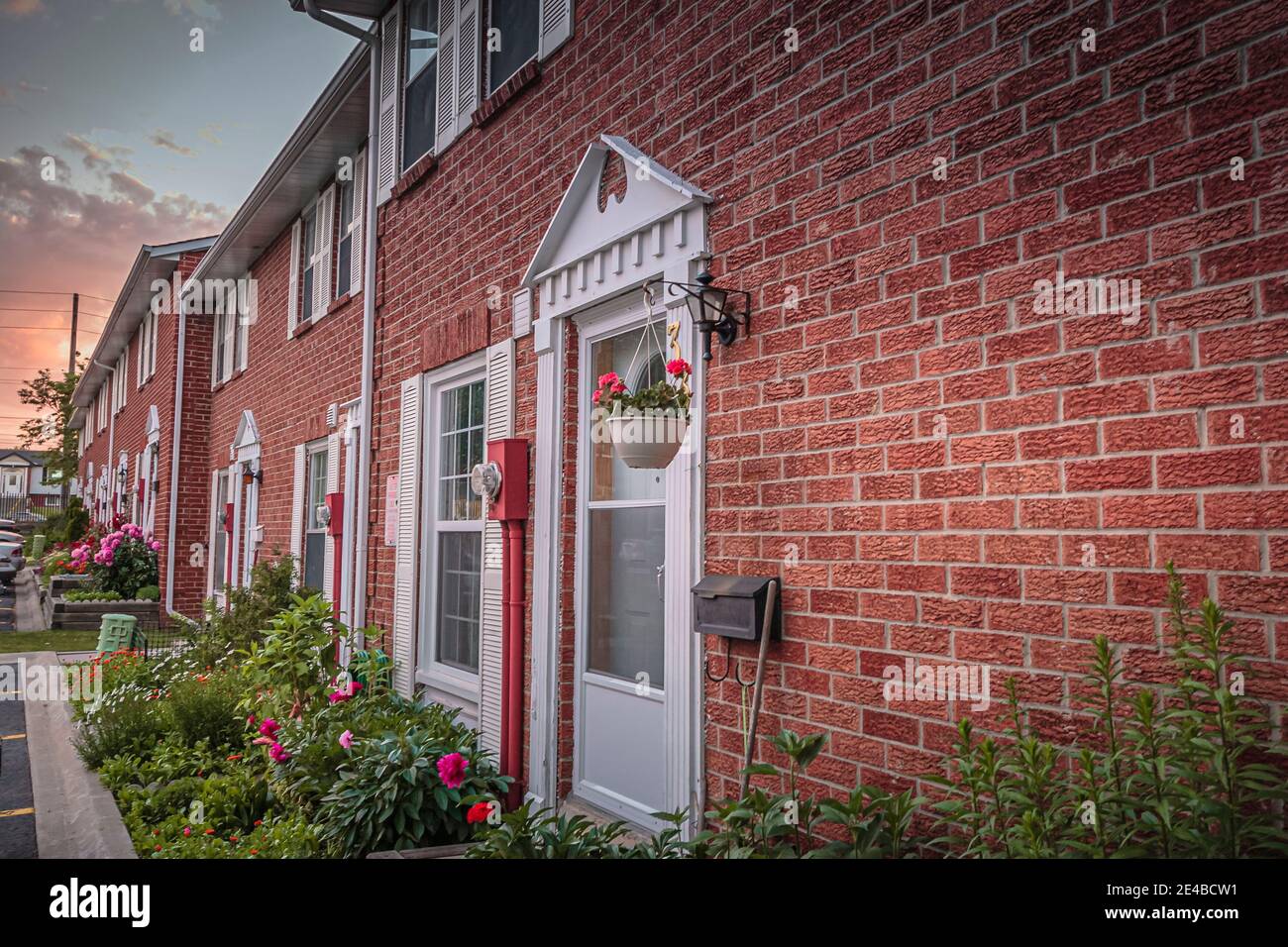 Row of front doors housing estate hi-res stock photography and images ...