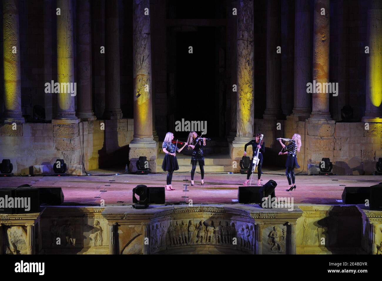 String quartet bond hi-res stock photography and images - Alamy
