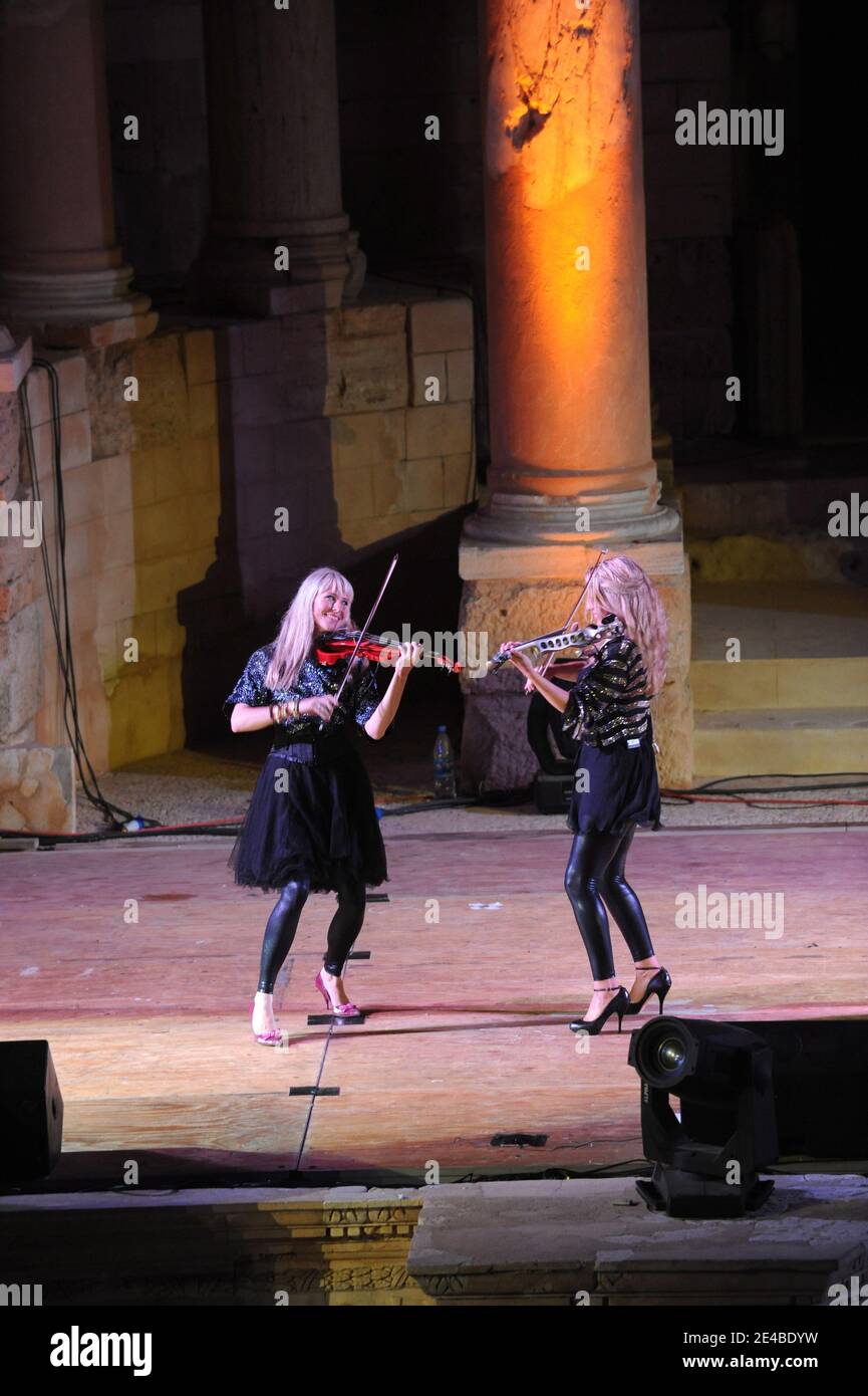 String quartet bond hi-res stock photography and images - Alamy