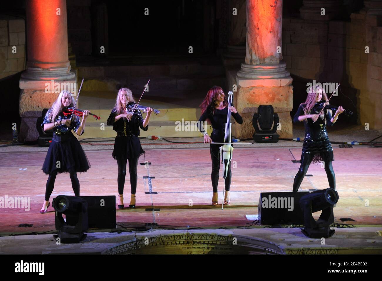 String quartet bond hi-res stock photography and images - Alamy