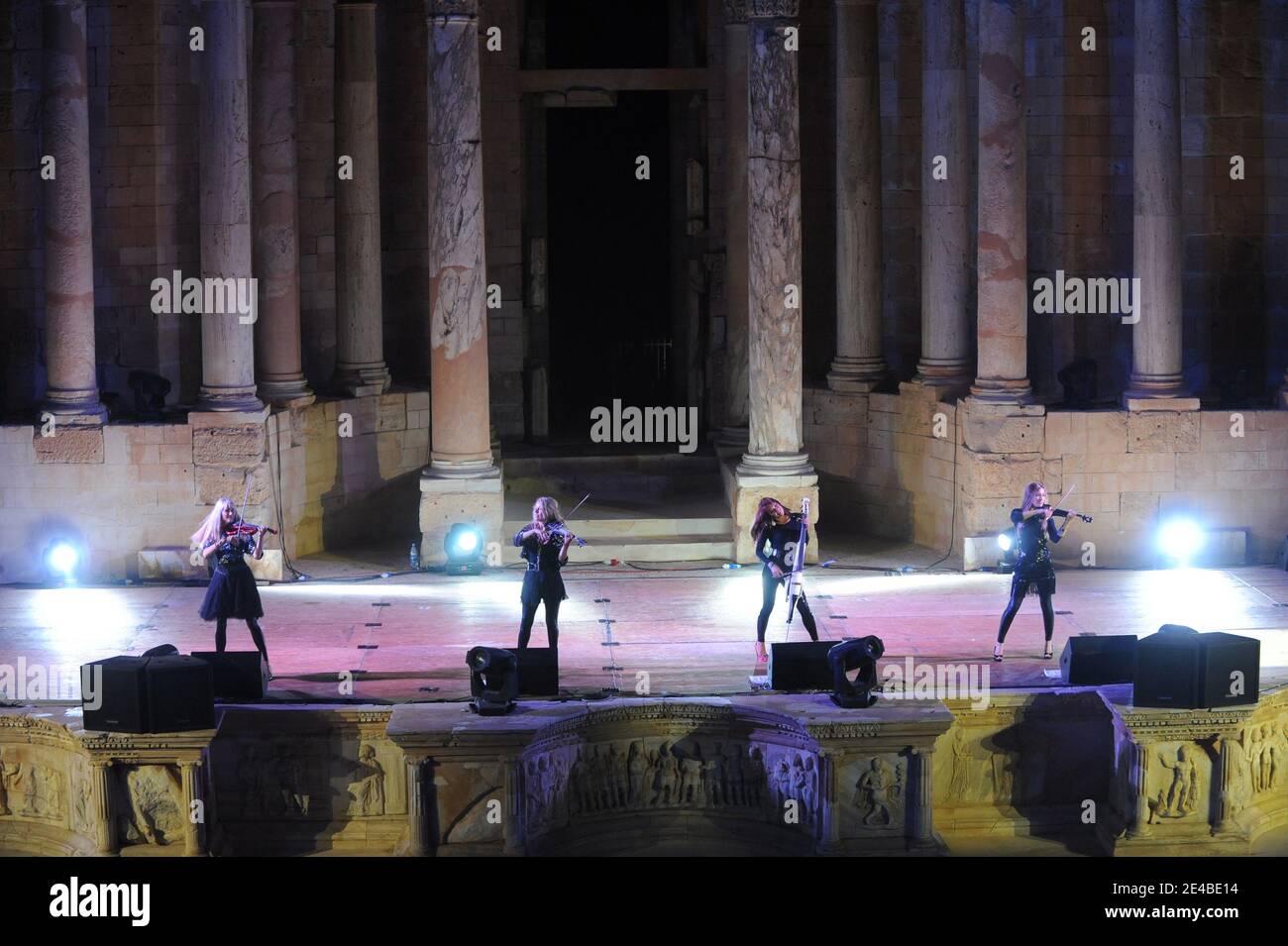 String quartet bond hi-res stock photography and images - Alamy