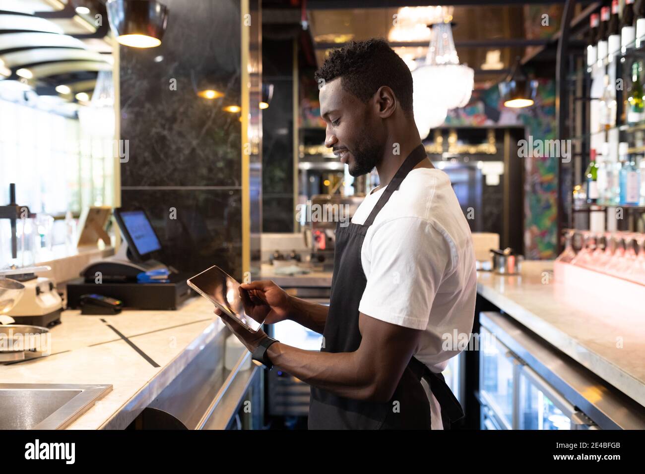 Standing at the bar hi-res stock photography and images - Alamy
