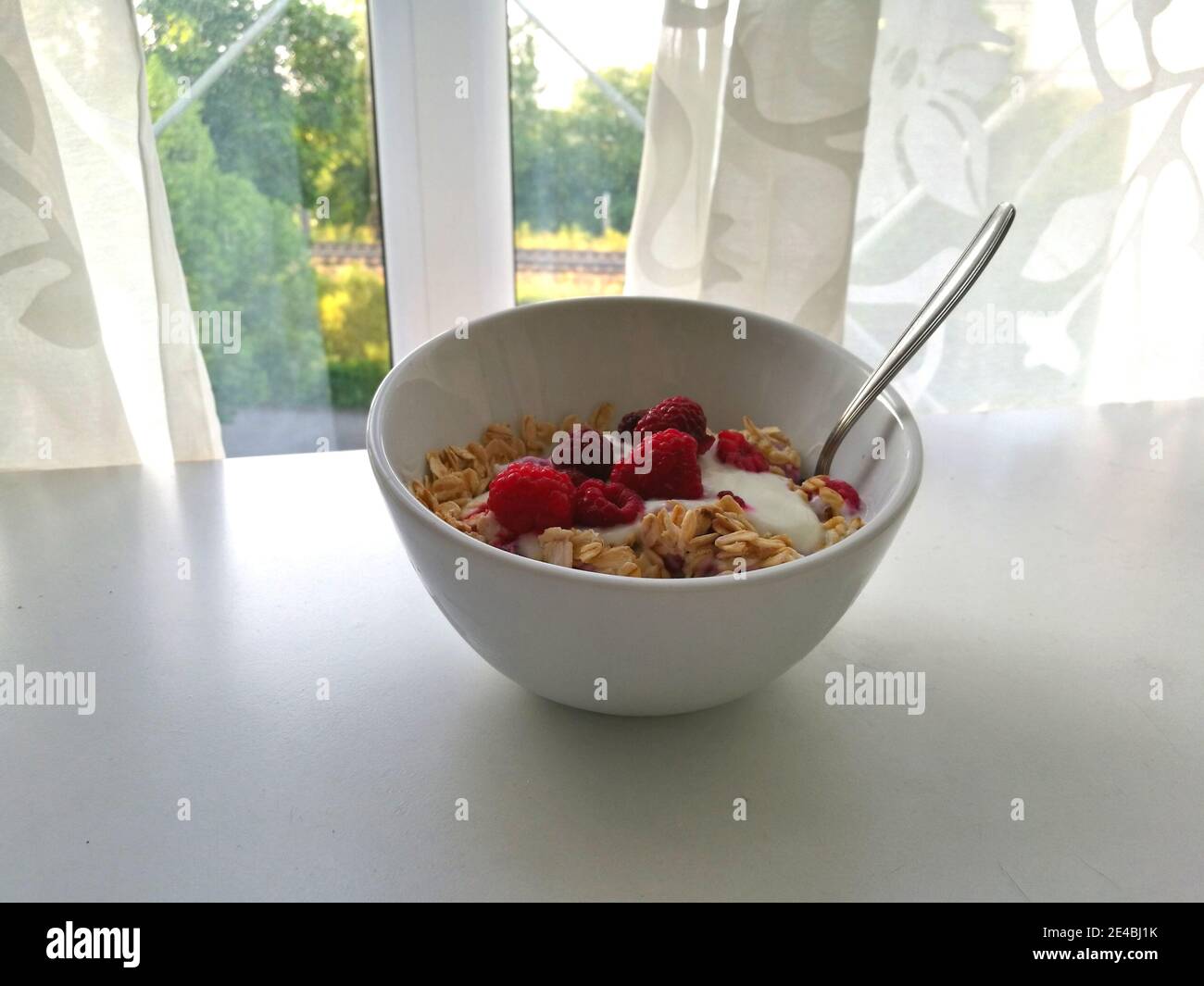 Bowl of muesli with yogurt and raspberries, healthy nutritious ...