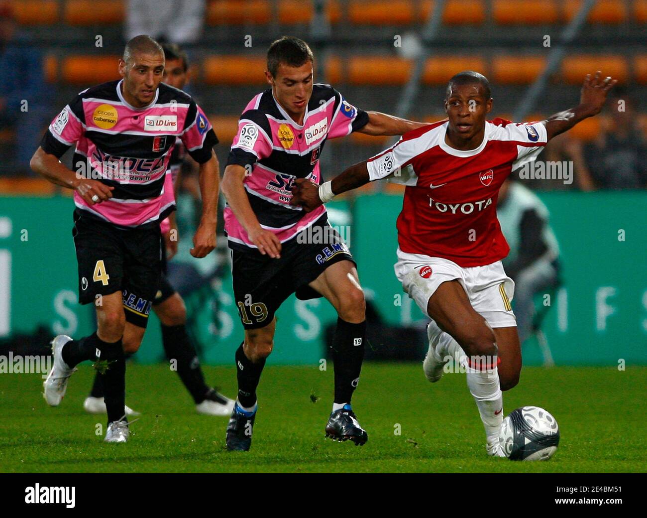 Valenciennes' Johan Audel fights for the ball with Boulogne's Laurent ...